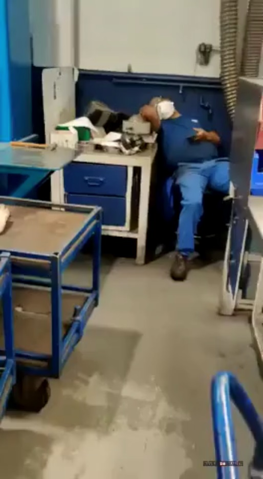 Dobrze, że nie usnął z kutasem w łapie